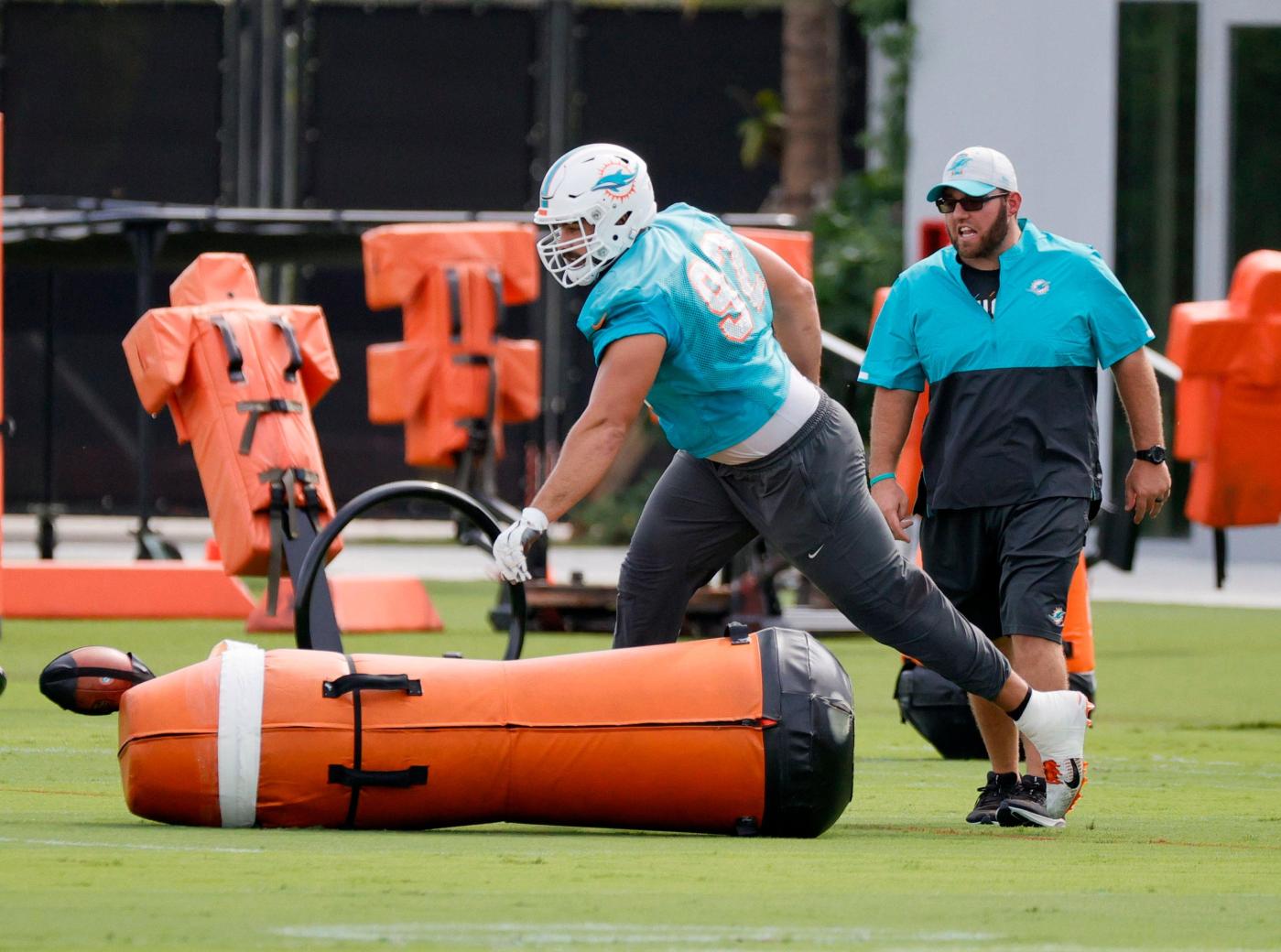 Dolphins retain Austin Clark as D-line coach, another defensive ...