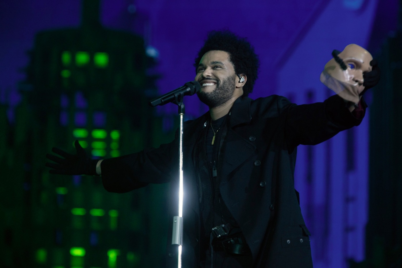 The Weeknd delivers an explosive, hit-filled dance party at SoFi ...