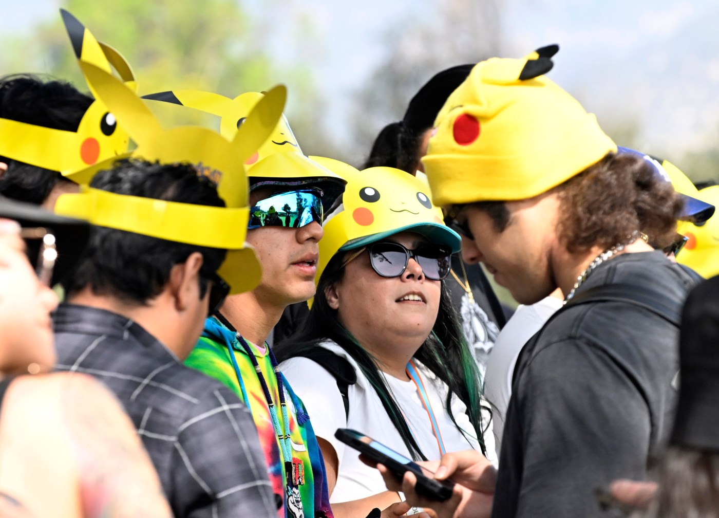 Aiming to catch ’em all, thousands gather at Pasadena’s Rose Bowl for ...
